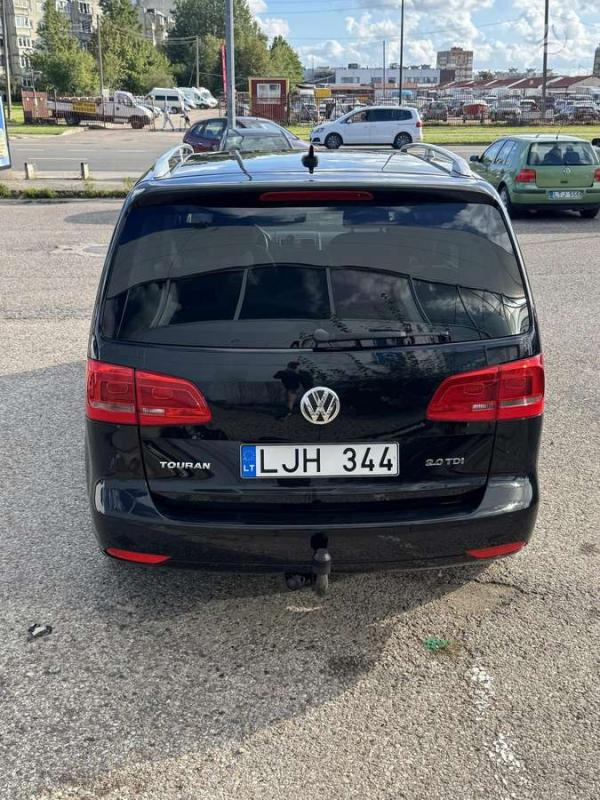 Black Volkswagen Touran 2012 in Kaunas, with an engine capacity of 2.00 L and mileage of 284 thousand km for 6800 €, photo 6 on AUTOMOTO.COM.LV