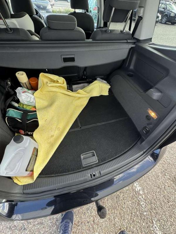 Black Volkswagen Touran 2012 in Kaunas, with an engine capacity of 2.00 L and mileage of 284 thousand km for 6800 €, photo 7 on AUTOMOTO.COM.LV