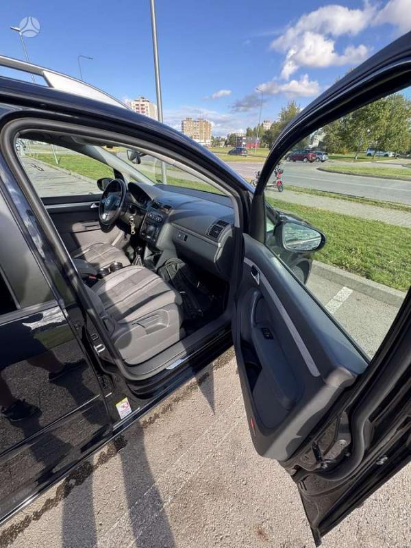 Black Volkswagen Touran 2012 in Kaunas, with an engine capacity of 2.00 L and mileage of 284 thousand km for 6800 €, photo 9 on AUTOMOTO.COM.LV