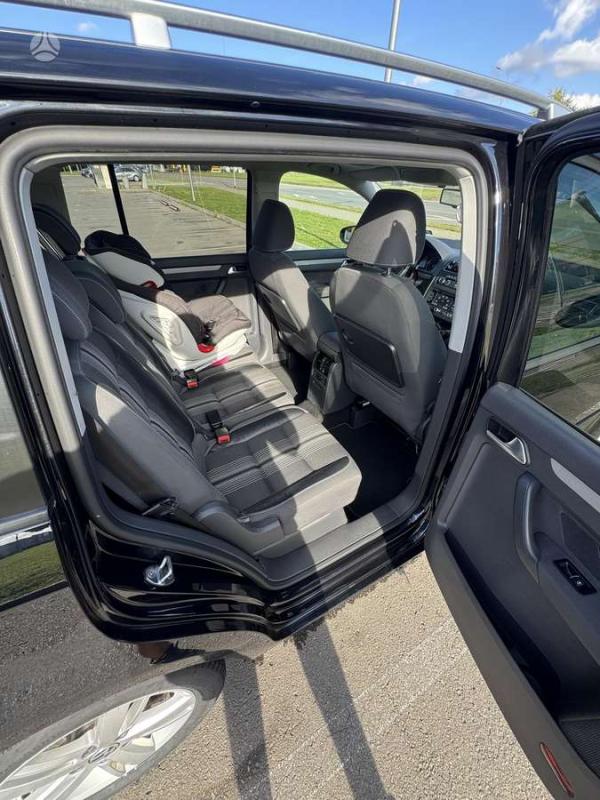 Black Volkswagen Touran 2012 in Kaunas, with an engine capacity of 2.00 L and mileage of 284 thousand km for 6800 €, photo 10 on AUTOMOTO.COM.LV