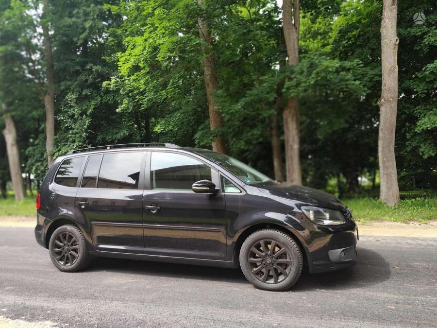 Black Volkswagen Touran 2012 in Marijampole, with an engine capacity of 1.40 L and mileage of 207 thousand km for 4750 €, photo 3 on AUTOMOTO.COM.LV