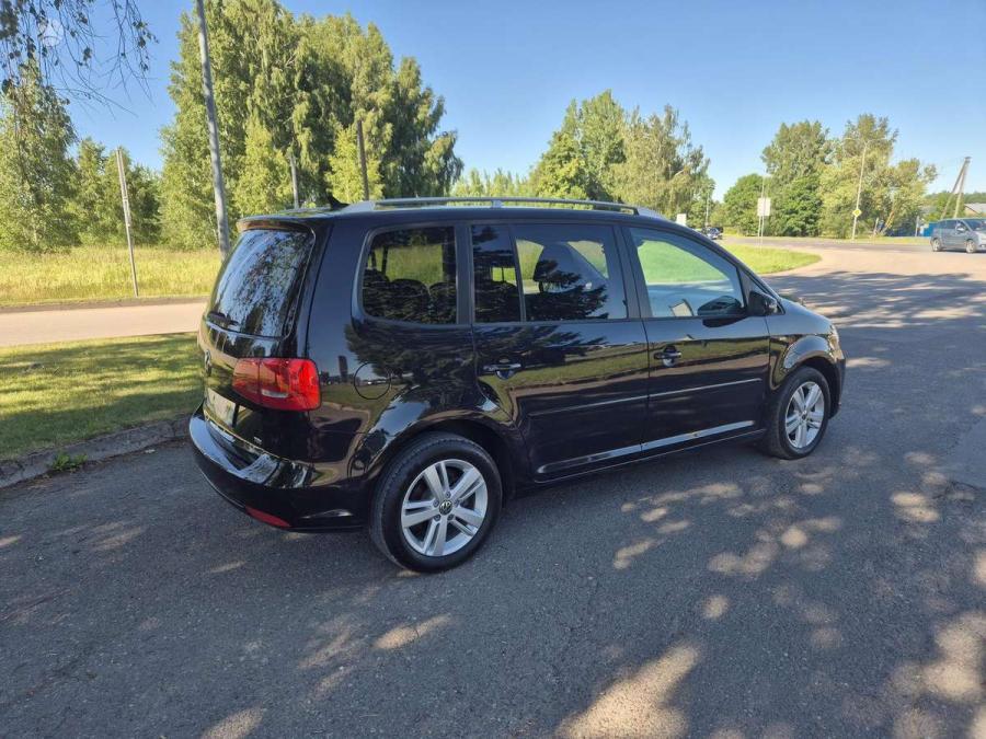 Melns Volkswagen Touran 2012 Tauragė, ar dzinēja tilpumu 1.60 L un nobraukumu 214 tūkst. km par 5700 €, foto 5 vietnē AUTOMOTO.COM.LV