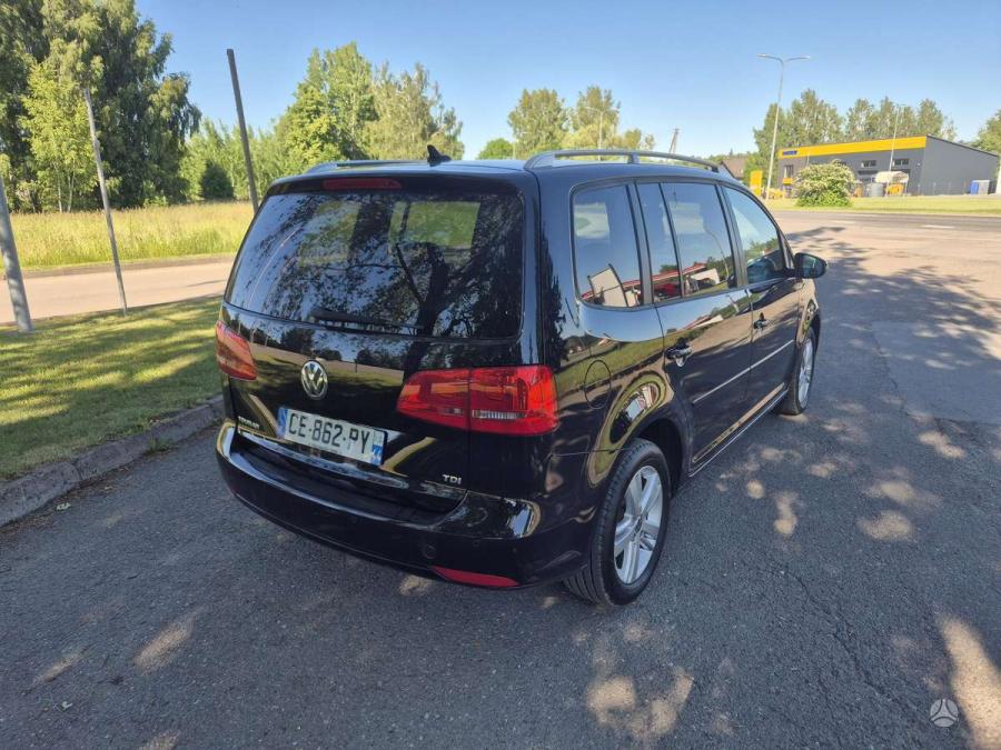 Melns Volkswagen Touran 2012 Tauragė, ar dzinēja tilpumu 1.60 L un nobraukumu 214 tūkst. km par 5700 €, foto 6 vietnē AUTOMOTO.COM.LV