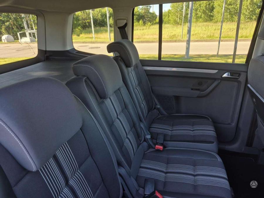 Melns Volkswagen Touran 2012 Tauragė, ar dzinēja tilpumu 1.60 L un nobraukumu 214 tūkst. km par 5700 €, foto 12 vietnē AUTOMOTO.COM.LV