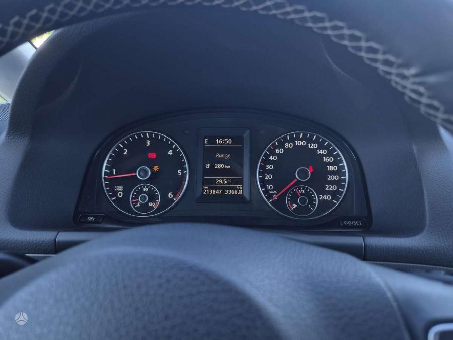 Melns Volkswagen Touran 2012 Tauragė, ar dzinēja tilpumu 1.60 L un nobraukumu 214 tūkst. km par 5700 €, foto 15 vietnē AUTOMOTO.COM.LV