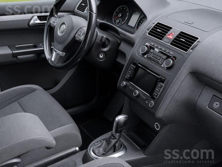 Melns Volkswagen Touran 2012 Rīga, ar dzinēja tilpumu 1.60 L un nobraukumu 238 tūkst. km par 5500 €, foto 12 vietnē AUTOMOTO.COM.LV