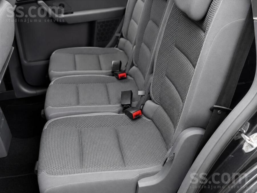 Melns Volkswagen Touran 2012 Rīga, ar dzinēja tilpumu 1.60 L un nobraukumu 238 tūkst. km par 5500 €, foto 14 vietnē AUTOMOTO.COM.LV