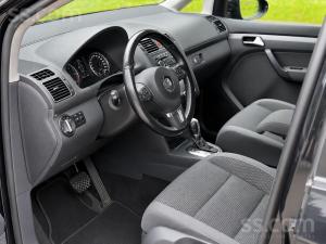 Melns Volkswagen Touran 2012 Rīga, ar dzinēja tilpumu 1.60 L un nobraukumu 238 tūkst. km par 5500 €, foto 15 vietnē AUTOMOTO.COM.LV