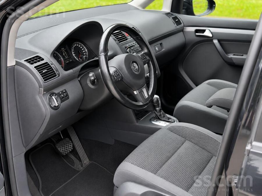 Melns Volkswagen Touran 2012 Rīga, ar dzinēja tilpumu 1.60 L un nobraukumu 238 tūkst. km par 5500 €, foto 15 vietnē AUTOMOTO.COM.LV