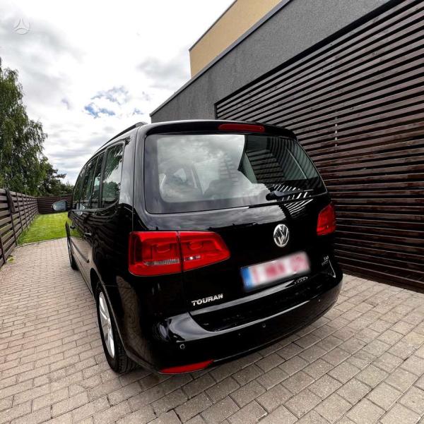 Melns Volkswagen Touran 2012 Viļņa, ar dzinēja tilpumu 1.60 L un nobraukumu 245 tūkst. km par 5750 €, foto 8 vietnē AUTOMOTO.COM.LV