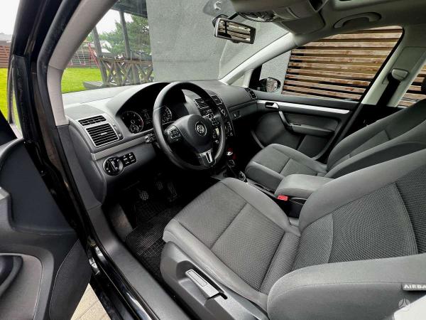 Melns Volkswagen Touran 2012 Viļņa, ar dzinēja tilpumu 1.60 L un nobraukumu 245 tūkst. km par 5750 €, foto 9 vietnē AUTOMOTO.COM.LV