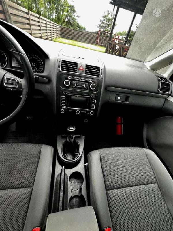 Melns Volkswagen Touran 2012 Viļņa, ar dzinēja tilpumu 1.60 L un nobraukumu 245 tūkst. km par 5750 €, foto 10 vietnē AUTOMOTO.COM.LV