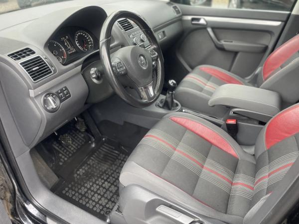 Melns Volkswagen Touran 2012 Rīga, ar dzinēja tilpumu 1.60 L un nobraukumu 393 tūkst. km par 6290 €, foto 2 vietnē AUTOMOTO.COM.LV