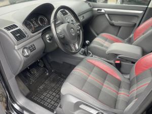 Melns Volkswagen Touran 2012 Rīga, ar dzinēja tilpumu 1.60 L un nobraukumu 393 tūkst. km par 6290 €, foto 3 vietnē AUTOMOTO.COM.LV