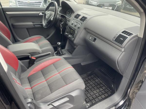 Melns Volkswagen Touran 2012 Rīga, ar dzinēja tilpumu 1.60 L un nobraukumu 393 tūkst. km par 6290 €, foto 3 vietnē AUTOMOTO.COM.LV