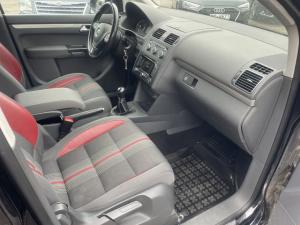 Melns Volkswagen Touran 2012 Rīga, ar dzinēja tilpumu 1.60 L un nobraukumu 393 tūkst. km par 6290 €, foto 4 vietnē AUTOMOTO.COM.LV