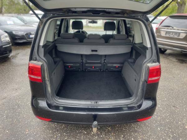 Melns Volkswagen Touran 2012 Rīga, ar dzinēja tilpumu 1.60 L un nobraukumu 393 tūkst. km par 6290 €, foto 4 vietnē AUTOMOTO.COM.LV
