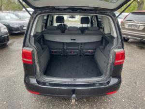 Melns Volkswagen Touran 2012 Rīga, ar dzinēja tilpumu 1.60 L un nobraukumu 393 tūkst. km par 6290 €, foto 5 vietnē AUTOMOTO.COM.LV