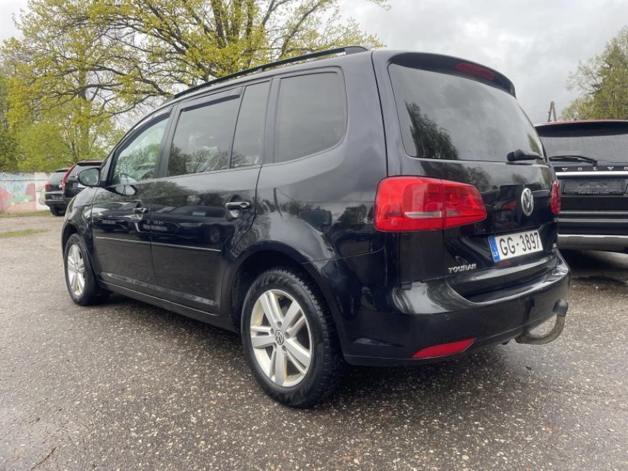 Melns Volkswagen Touran 2012 Rīga, ar dzinēja tilpumu 1.60 L un nobraukumu 393 tūkst. km par 6290 €, foto 11 vietnē AUTOMOTO.COM.LV