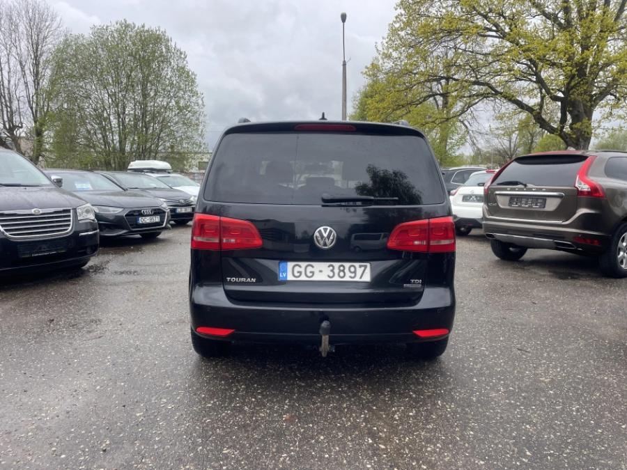 Melns Volkswagen Touran 2012 Rīga, ar dzinēja tilpumu 1.60 L un nobraukumu 393 tūkst. km par 6290 €, foto 12 vietnē AUTOMOTO.COM.LV