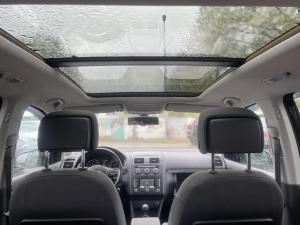 Melns Volkswagen Touran 2012 Rīga, ar dzinēja tilpumu 1.60 L un nobraukumu 393 tūkst. km par 6290 €, foto 16 vietnē AUTOMOTO.COM.LV