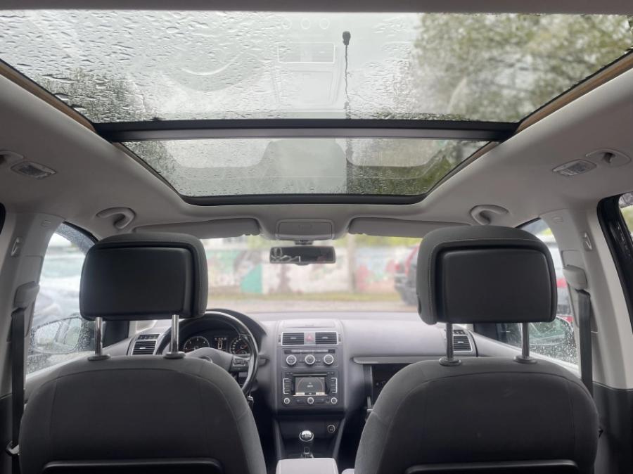 Melns Volkswagen Touran 2012 Rīga, ar dzinēja tilpumu 1.60 L un nobraukumu 393 tūkst. km par 6290 €, foto 16 vietnē AUTOMOTO.COM.LV