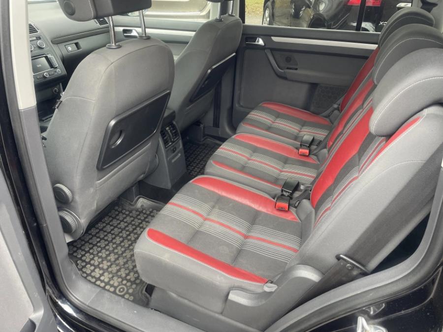 Melns Volkswagen Touran 2012 Rīga, ar dzinēja tilpumu 1.60 L un nobraukumu 393 tūkst. km par 6290 €, foto 18 vietnē AUTOMOTO.COM.LV