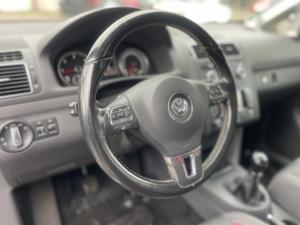 Melns Volkswagen Touran 2012 Rīga, ar dzinēja tilpumu 1.60 L un nobraukumu 393 tūkst. km par 6290 €, foto 23 vietnē AUTOMOTO.COM.LV