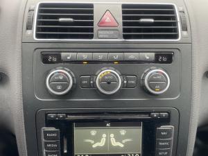 Melns Volkswagen Touran 2012 Rīga, ar dzinēja tilpumu 1.60 L un nobraukumu 393 tūkst. km par 6290 €, foto 25 vietnē AUTOMOTO.COM.LV