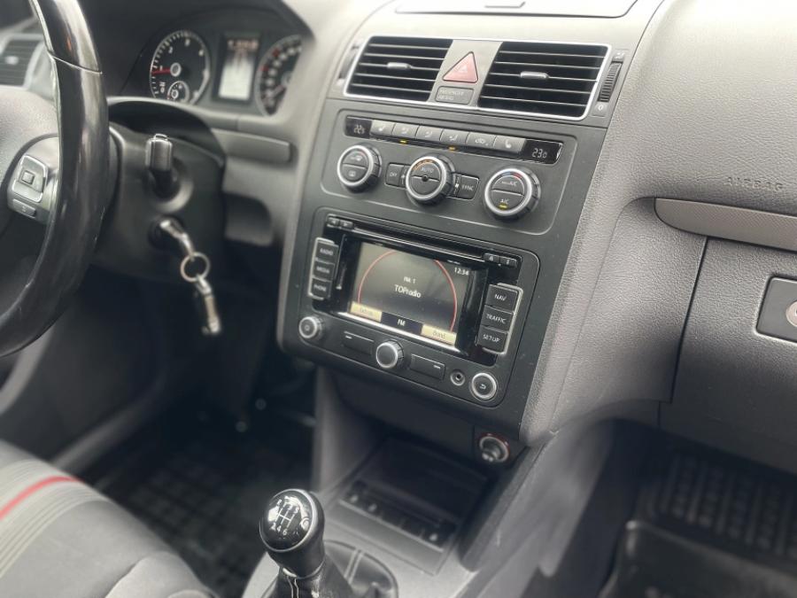 Melns Volkswagen Touran 2012 Rīga, ar dzinēja tilpumu 1.60 L un nobraukumu 393 tūkst. km par 6290 €, foto 26 vietnē AUTOMOTO.COM.LV