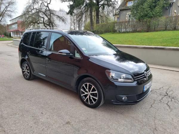 Black Volkswagen Touran 2012 in Jekabpils, with an engine capacity of 1.60 L and mileage of 261 thousand km for 6650 €, photo 3 on AUTOMOTO.COM.LV