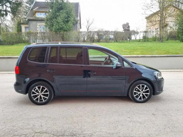 Black Volkswagen Touran 2012 in Jekabpils, with an engine capacity of 1.60 L and mileage of 261 thousand km for 6650 €, photo 4 on AUTOMOTO.COM.LV