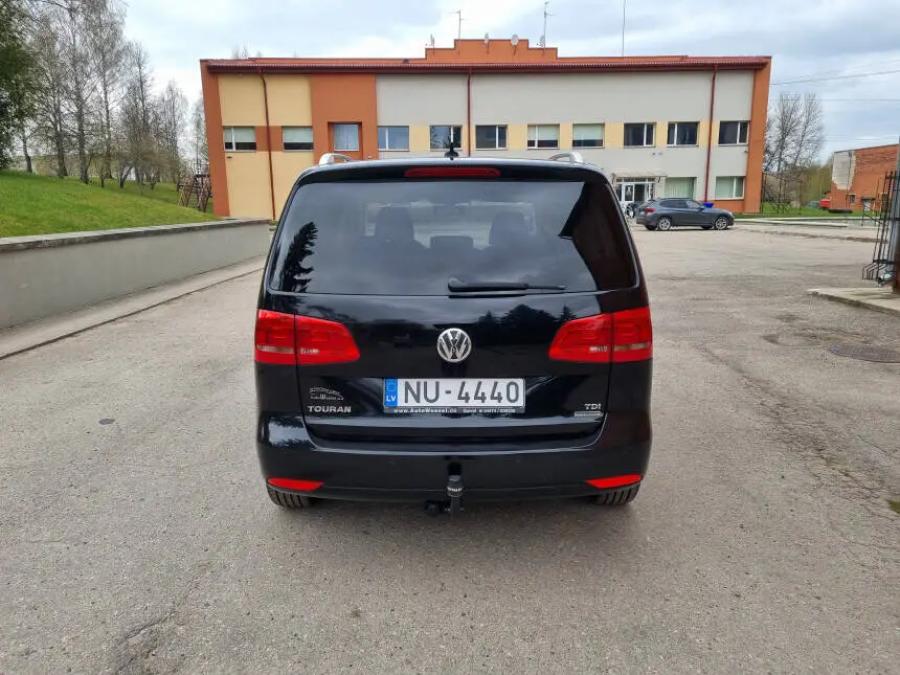 Черный Фольксваген Туран 2012 в Екабпилс, объемом двигателя 1.60 л и пробегом 261 тыс. км за 6650 €, фото 8 на AUTOMOTO.COM.LV