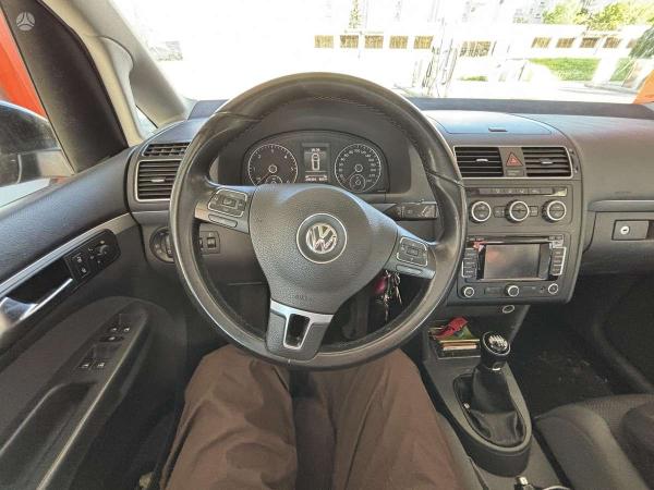 Black Volkswagen Touran 2012 in Kaunas, with an engine capacity of 1.60 L and mileage of 246 thousand km for 5400 €, photo 4 on AUTOMOTO.COM.LV