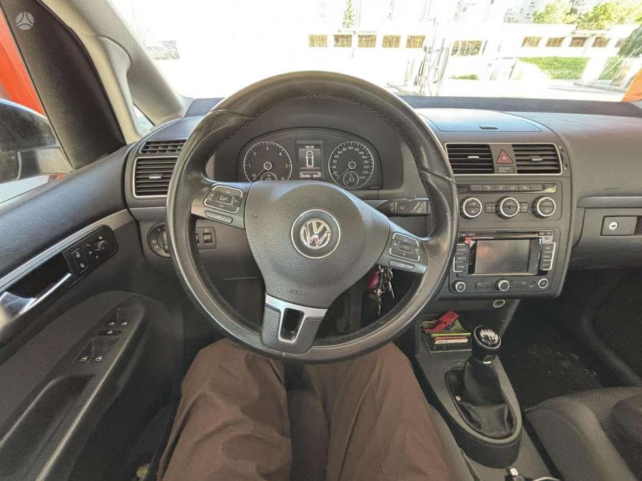 Melns Volkswagen Touran 2012 Kauņa, ar dzinēja tilpumu 1.60 L un nobraukumu 246 tūkst. km par 5400 €, foto 5 vietnē AUTOMOTO.COM.LV