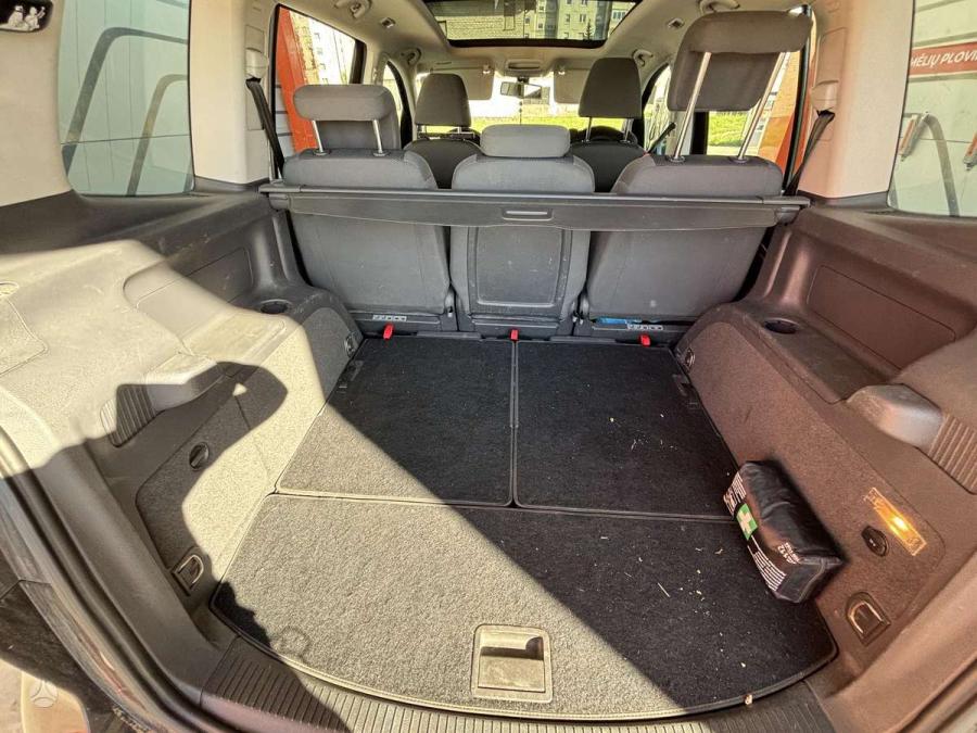 Melns Volkswagen Touran 2012 Kauņa, ar dzinēja tilpumu 1.60 L un nobraukumu 246 tūkst. km par 5400 €, foto 6 vietnē AUTOMOTO.COM.LV