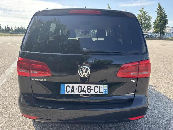 Black Volkswagen Touran 2012 in Marijampole, with an engine capacity of 1.60 L and mileage of 218 thousand km for 5500 €, photo 7 on AUTOMOTO.COM.LV