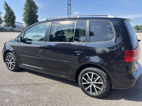 Black Volkswagen Touran 2012 in Marijampole, with an engine capacity of 1.60 L and mileage of 218 thousand km for 5500 €, photo 9 on AUTOMOTO.COM.LV