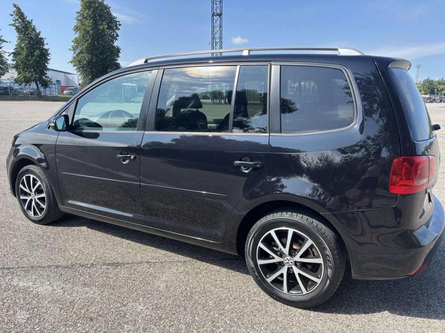 Melns Volkswagen Touran 2012 Marijampole, ar dzinēja tilpumu 1.60 L un nobraukumu 218 tūkst. km par 5500 €, foto 10 vietnē AUTOMOTO.COM.LV