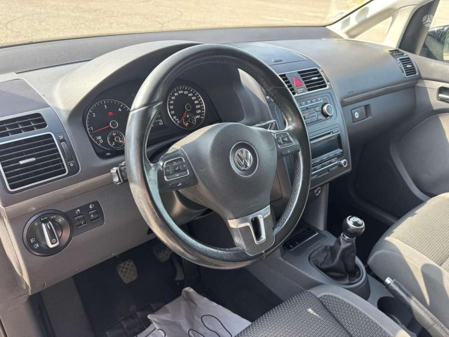 Melns Volkswagen Touran 2012 Marijampole, ar dzinēja tilpumu 1.60 L un nobraukumu 218 tūkst. km par 5500 €, foto 11 vietnē AUTOMOTO.COM.LV