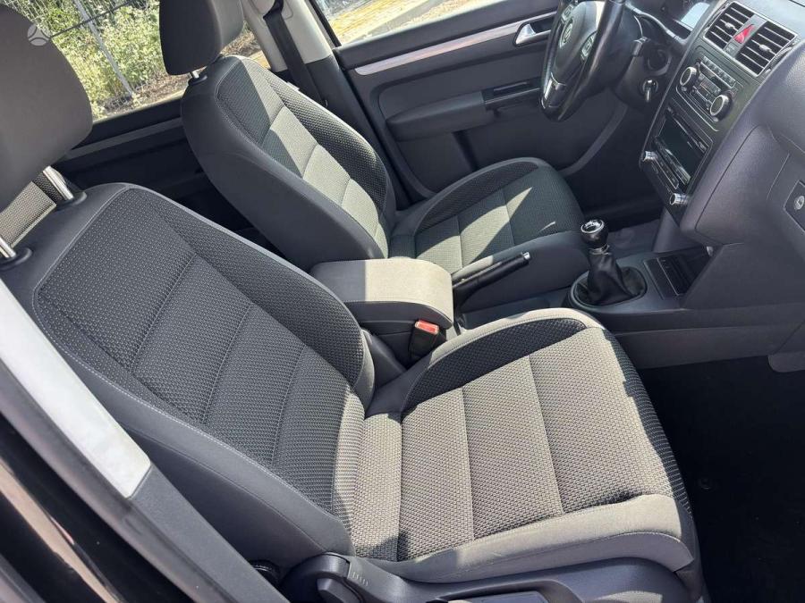 Melns Volkswagen Touran 2012 Marijampole, ar dzinēja tilpumu 1.60 L un nobraukumu 218 tūkst. km par 5500 €, foto 16 vietnē AUTOMOTO.COM.LV