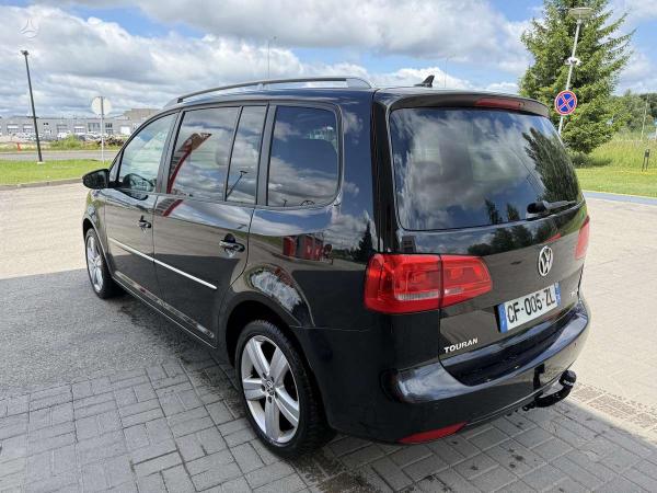 Black Volkswagen Touran 2012 in Taurage, with an engine capacity of 1.97 L and mileage of 227 thousand km for 6500 €, photo 4 on AUTOMOTO.COM.LV