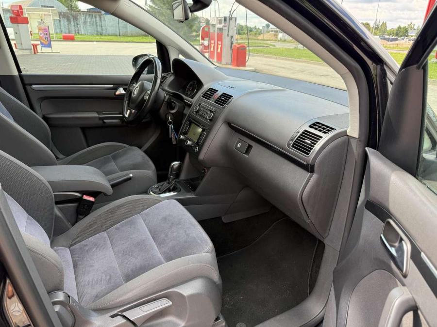 Melns Volkswagen Touran 2012 Tauragė, ar dzinēja tilpumu 1.97 L un nobraukumu 227 tūkst. km par 6500 €, foto 15 vietnē AUTOMOTO.COM.LV