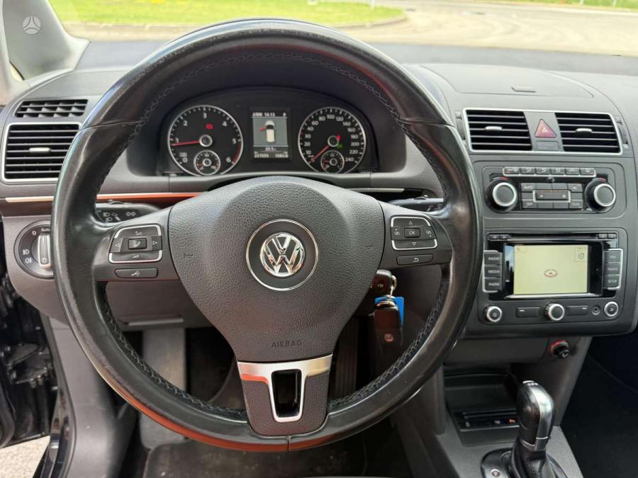 Melns Volkswagen Touran 2012 Tauragė, ar dzinēja tilpumu 1.97 L un nobraukumu 227 tūkst. km par 6500 €, foto 17 vietnē AUTOMOTO.COM.LV