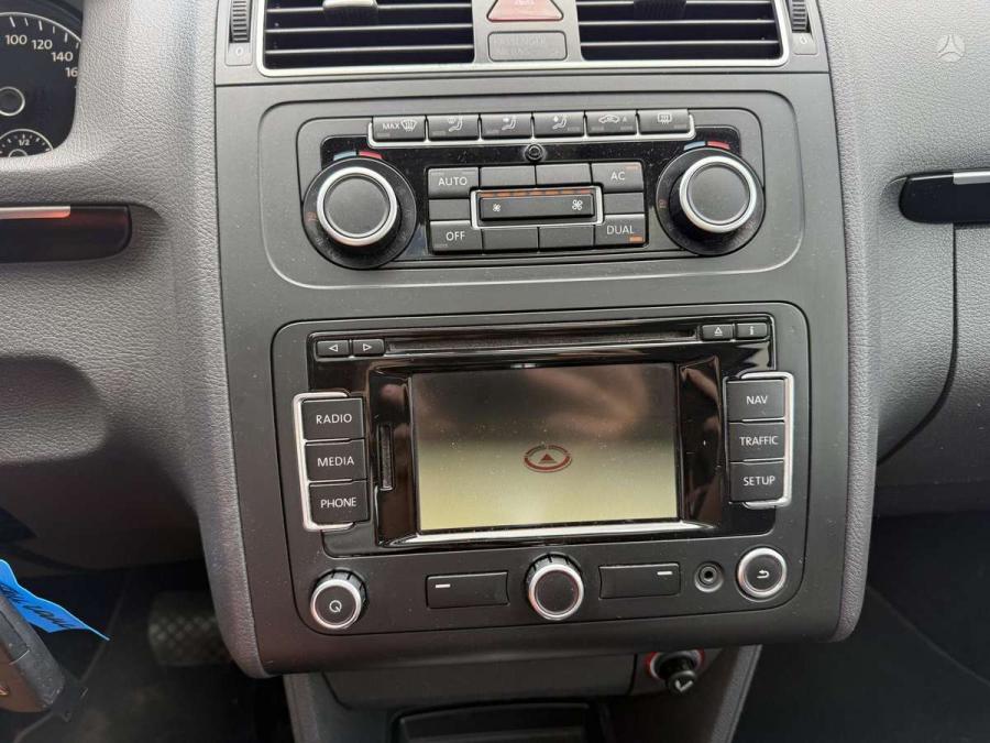 Melns Volkswagen Touran 2012 Tauragė, ar dzinēja tilpumu 1.97 L un nobraukumu 227 tūkst. km par 6500 €, foto 19 vietnē AUTOMOTO.COM.LV