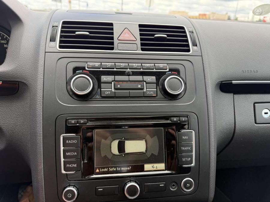 Melns Volkswagen Touran 2012 Tauragė, ar dzinēja tilpumu 1.97 L un nobraukumu 227 tūkst. km par 6500 €, foto 20 vietnē AUTOMOTO.COM.LV
