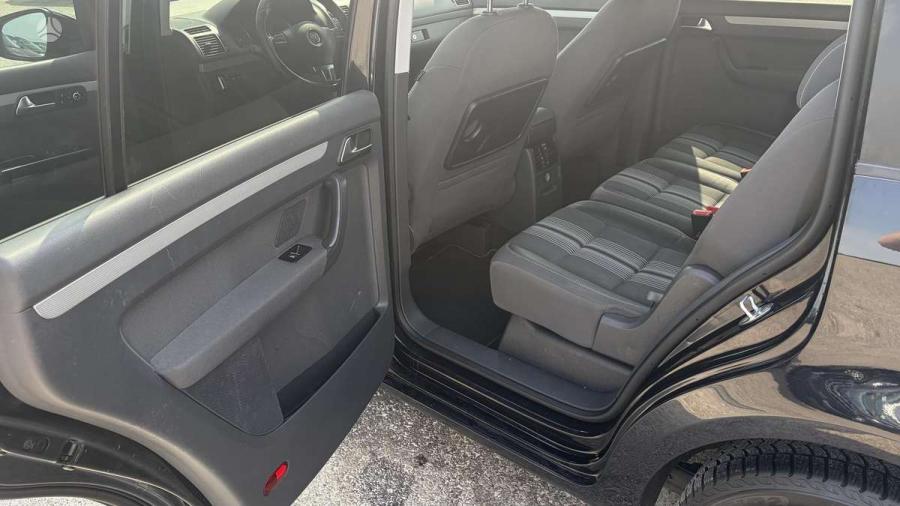 Black Volkswagen Touran 2012 in Marijampole, with an engine capacity of 1.97 L and mileage of 246 thousand km for 6000 €, photo 17 on AUTOMOTO.COM.LV