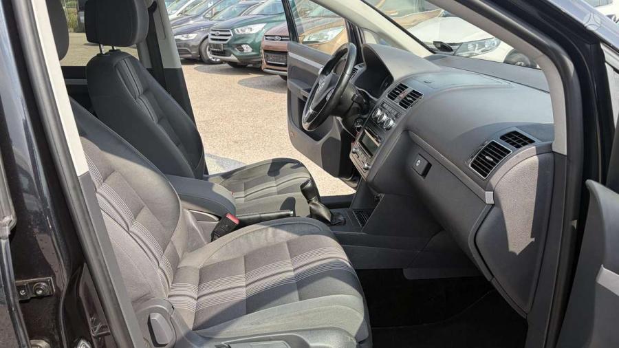Black Volkswagen Touran 2012 in Marijampole, with an engine capacity of 1.97 L and mileage of 246 thousand km for 6000 €, photo 23 on AUTOMOTO.COM.LV
