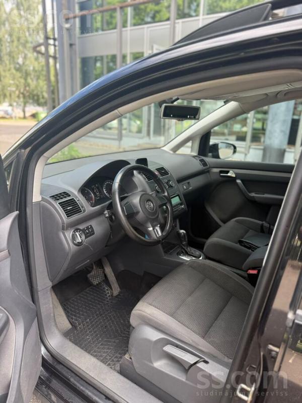 Melns Volkswagen Touran 2012 Rīga, ar dzinēja tilpumu 1.60 L un nobraukumu 0 tūkst. km par 4900 €, foto 4 vietnē AUTOMOTO.COM.LV