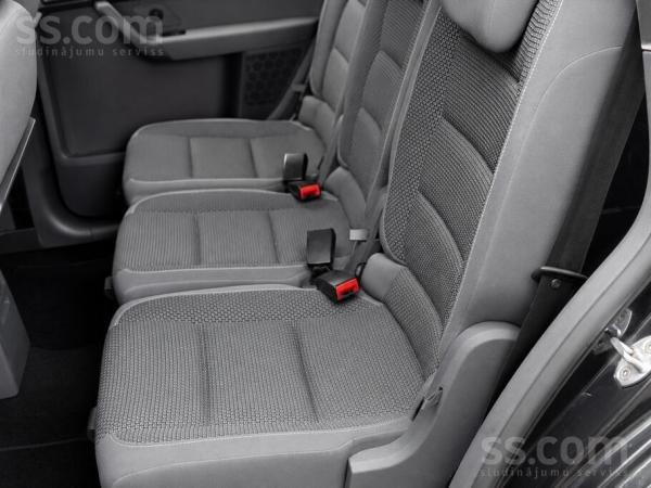 Melns Volkswagen Touran 2012 Rīga, ar dzinēja tilpumu 1.60 L un nobraukumu 241 tūkst. km par 5100 €, foto 6 vietnē AUTOMOTO.COM.LV